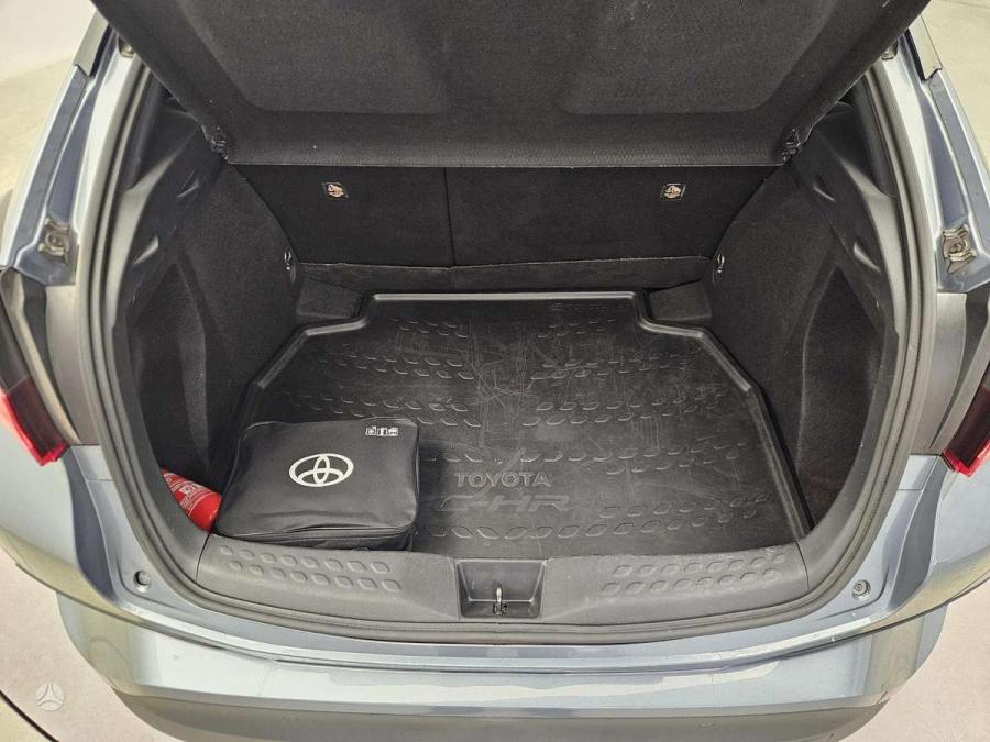 Grey Toyota C-HR 2020 in Panevezys, with an engine capacity of 1.80 L and mileage of 131 thousand km for 20990 €, photo 15 on AUTOMOTO.COM.LV