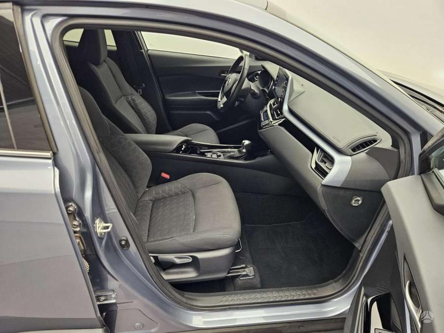 Grey Toyota C-HR 2020 in Panevezys, with an engine capacity of 1.80 L and mileage of 131 thousand km for 20990 €, photo 17 on AUTOMOTO.COM.LV