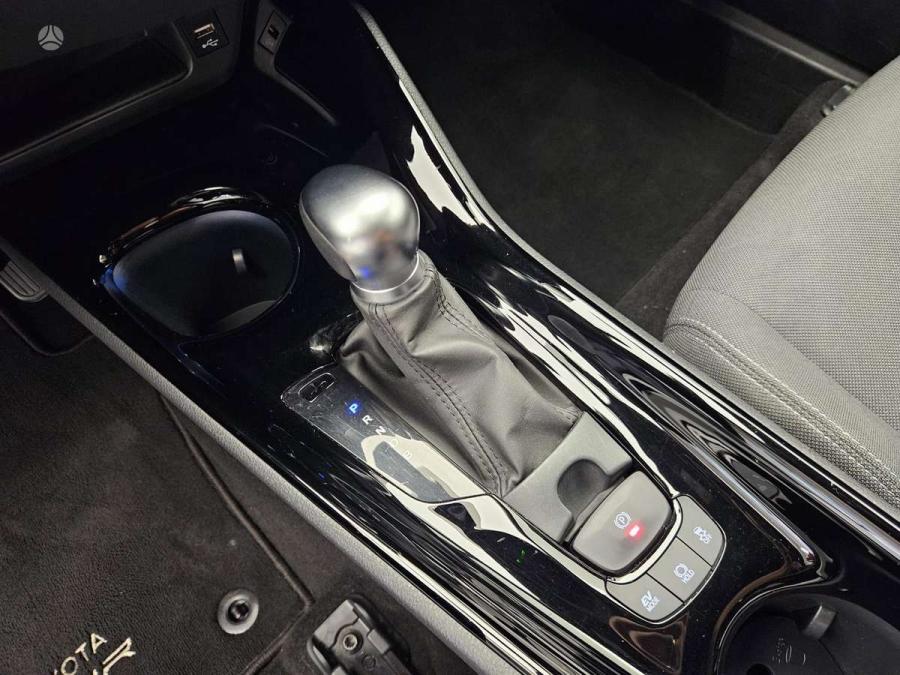 Grey Toyota C-HR 2020 in Panevezys, with an engine capacity of 1.80 L and mileage of 131 thousand km for 20990 €, photo 37 on AUTOMOTO.COM.LV