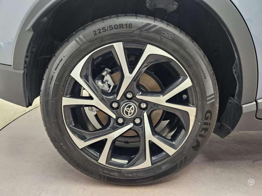 Grey Toyota C-HR 2020 in Panevezys, with an engine capacity of 1.80 L and mileage of 131 thousand km for 20990 €, photo 47 on AUTOMOTO.COM.LV