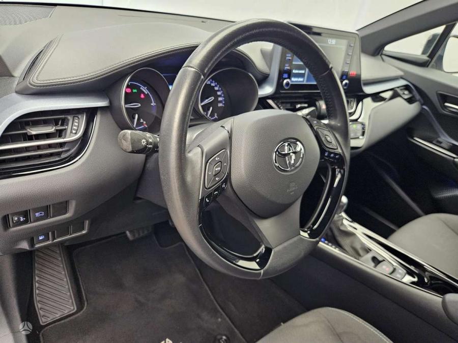 Серый Тойота C-HR 2020 в Паневежис, объемом двигателя 1.80 л и пробегом 131 тыс. км за 20990 €, фото 21 на AUTOMOTO.COM.LV