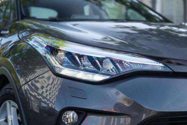 Grey Toyota C-HR 2020 in Vilnius, with an engine capacity of 1.80 L and mileage of 203 thousand km for 16500 €, photo 4 on AUTOMOTO.COM.LV