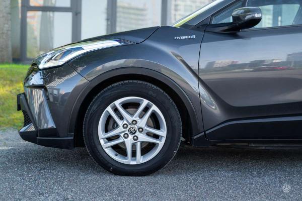 Grey Toyota C-HR 2020 in Vilnius, with an engine capacity of 1.80 L and mileage of 203 thousand km for 16500 €, photo 10 on AUTOMOTO.COM.LV