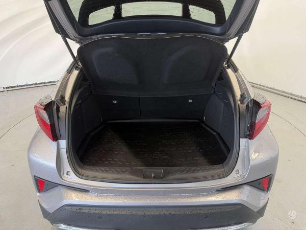 Toyota C-HR 2020 in Kaunas on AUTOMOTO.COM.LV Grey Toyota C-HR 2020 in Kaunas, with an engine capacity of 1.99 L and mileage of 129 thousand km for 21900 €, photo 11 on AUTOMOTO.COM.LV