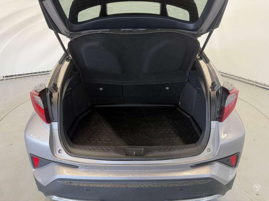 Pelēks Toyota C-HR 2020 Kauņa, ar dzinēja tilpumu 1.99 L un nobraukumu 129 tūkst. km par 21900 €, foto 11 vietnē AUTOMOTO.COM.LV