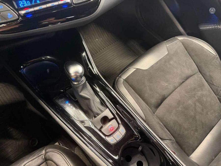 Pelēks Toyota C-HR 2020 Kauņa, ar dzinēja tilpumu 1.99 L un nobraukumu 129 tūkst. km par 21900 €, foto 30 vietnē AUTOMOTO.COM.LV