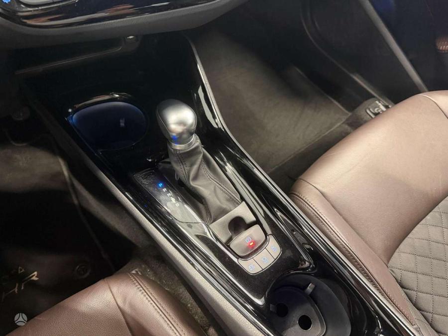 Pelēks Toyota C-HR 2020 Kauņa, ar dzinēja tilpumu 1.80 L un nobraukumu 123 tūkst. km par 21500 €, foto 30 vietnē AUTOMOTO.COM.LV