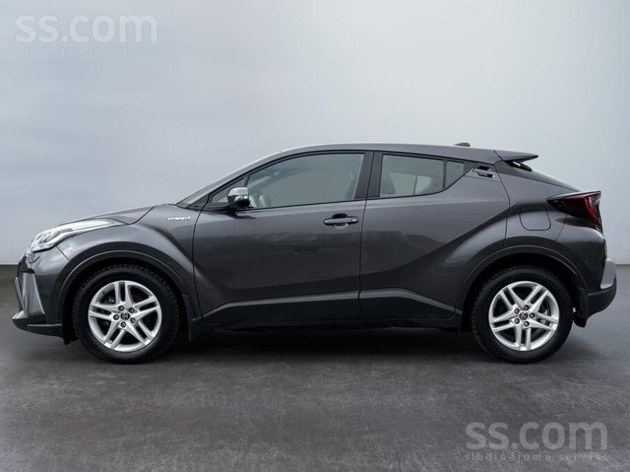 Серый Тойота C-HR 2021 в Рига, объемом двигателя 1.80 л и пробегом 97 тыс. км за 19970 €, фото 2 на AUTOMOTO.COM.LV