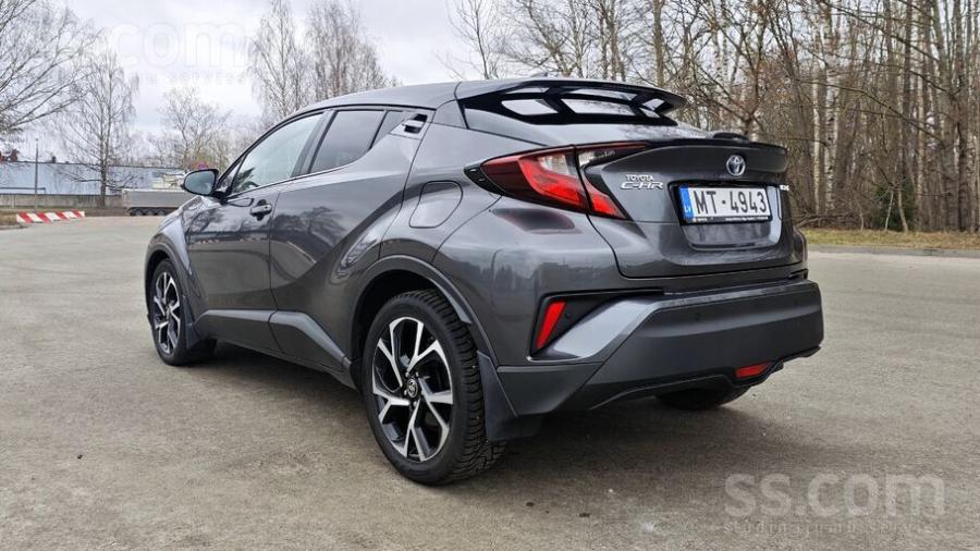 Grey Toyota C-HR 2021 in Riga, with an engine capacity of 1.80 L and mileage of 148 thousand km for 18900 €, photo 3 on AUTOMOTO.COM.LV