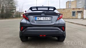 Grey Toyota C-HR 2021 in Riga, with an engine capacity of 1.80 L and mileage of 148 thousand km for 18900 €, photo 4 on AUTOMOTO.COM.LV