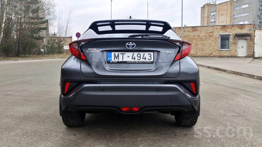 Grey Toyota C-HR 2021 in Riga, with an engine capacity of 1.80 L and mileage of 148 thousand km for 18900 €, photo 4 on AUTOMOTO.COM.LV