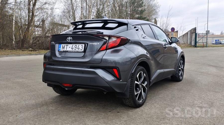 Grey Toyota C-HR 2021 in Riga, with an engine capacity of 1.80 L and mileage of 148 thousand km for 18900 €, photo 5 on AUTOMOTO.COM.LV