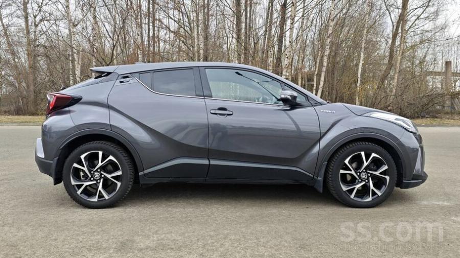 Grey Toyota C-HR 2021 in Riga, with an engine capacity of 1.80 L and mileage of 148 thousand km for 18900 €, photo 6 on AUTOMOTO.COM.LV