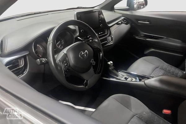 Grey Toyota C-HR 2021 in Kaunas, with an engine capacity of 0.00 L and mileage of 81 thousand km for 26039 €, photo 8 on AUTOMOTO.COM.LV