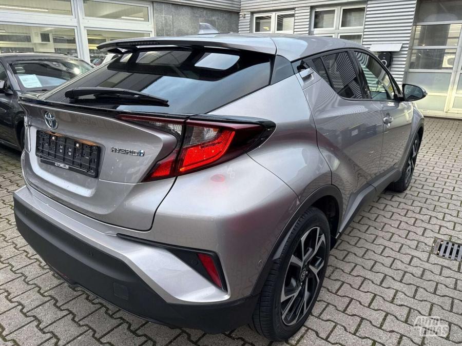Grey Toyota C-HR 2021 in Kaunas, with an engine capacity of 1.80 L and mileage of 19 thousand km for 25480 €, photo 3 on AUTOMOTO.COM.LV