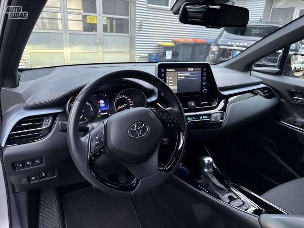 Grey Toyota C-HR 2021 in Kaunas, with an engine capacity of 1.80 L and mileage of 19 thousand km for 25480 €, photo 5 on AUTOMOTO.COM.LV