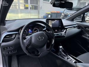 Grey Toyota C-HR 2021 in Kaunas, with an engine capacity of 1.80 L and mileage of 19 thousand km for 25480 €, photo 5 on AUTOMOTO.COM.LV