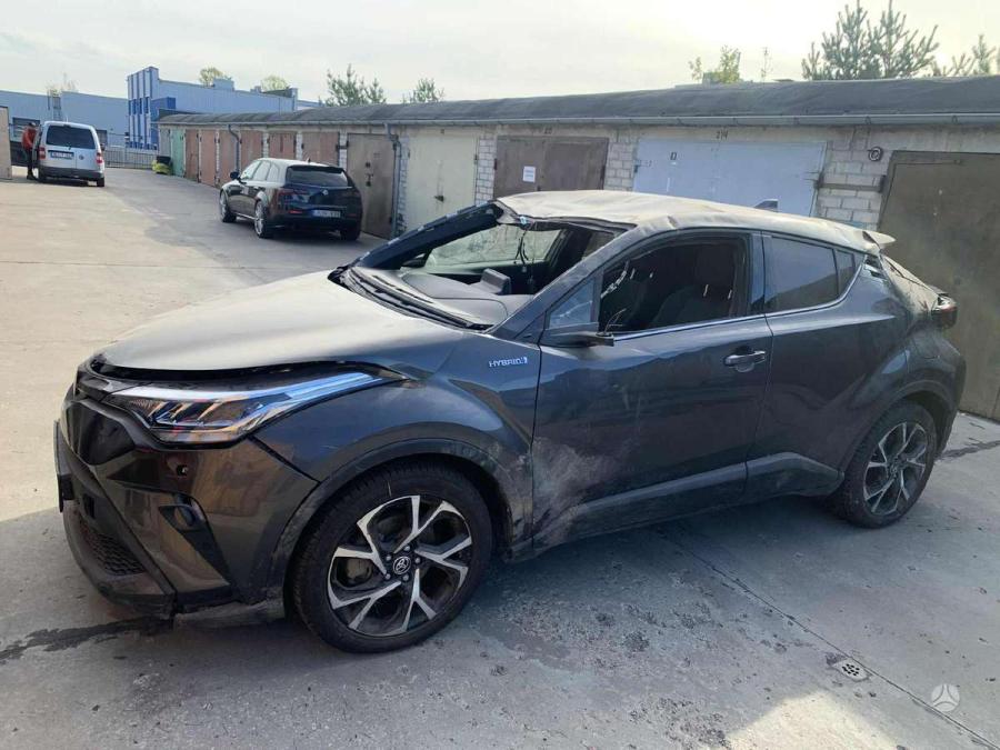 Pelēks Toyota C-HR 2021 Kauņa, ar dzinēja tilpumu 1.80 L un nobraukumu 38 tūkst. km par 12100 €, foto 1 vietnē AUTOMOTO.COM.LV