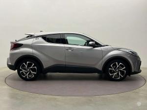 Grey Toyota C-HR 2021 in Panevezys, with an engine capacity of 1.80 L and mileage of 40 thousand km for 22990 €, photo 4 on AUTOMOTO.COM.LV