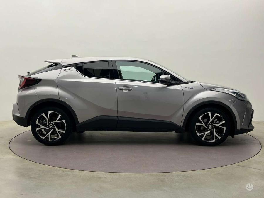 Grey Toyota C-HR 2021 in Panevezys, with an engine capacity of 1.80 L and mileage of 40 thousand km for 22990 €, photo 4 on AUTOMOTO.COM.LV