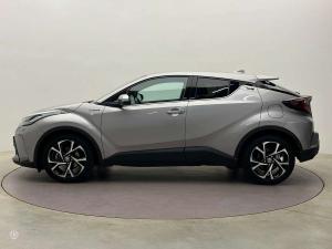 Grey Toyota C-HR 2021 in Panevezys, with an engine capacity of 1.80 L and mileage of 40 thousand km for 22990 €, photo 5 on AUTOMOTO.COM.LV