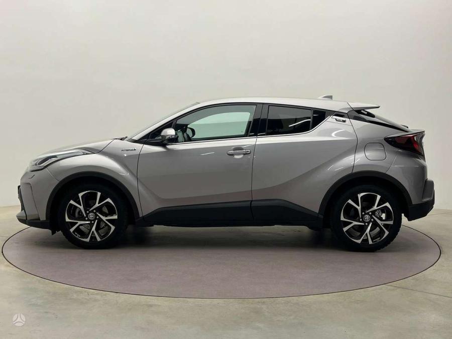 Grey Toyota C-HR 2021 in Panevezys, with an engine capacity of 1.80 L and mileage of 40 thousand km for 22990 €, photo 5 on AUTOMOTO.COM.LV