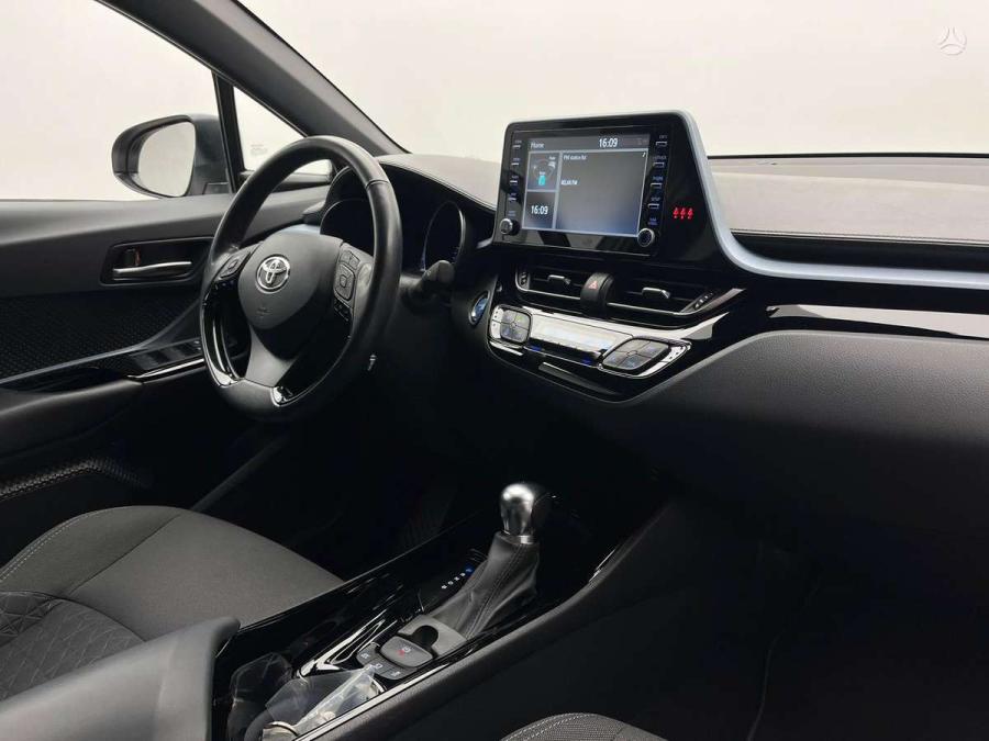 Grey Toyota C-HR 2021 in Panevezys, with an engine capacity of 1.80 L and mileage of 40 thousand km for 22990 €, photo 18 on AUTOMOTO.COM.LV