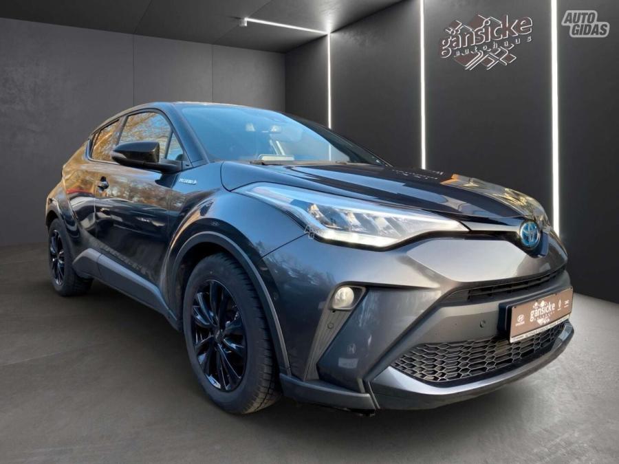 Grey Toyota C-HR 2021 in Kaunas, with an engine capacity of 1.80 L and mileage of 84 thousand km for 21669 €, photo 2 on AUTOMOTO.COM.LV