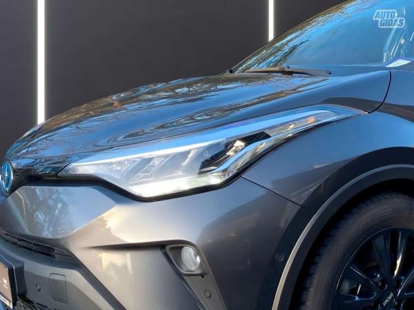 Grey Toyota C-HR 2021 in Kaunas, with an engine capacity of 1.80 L and mileage of 84 thousand km for 21669 €, photo 6 on AUTOMOTO.COM.LV