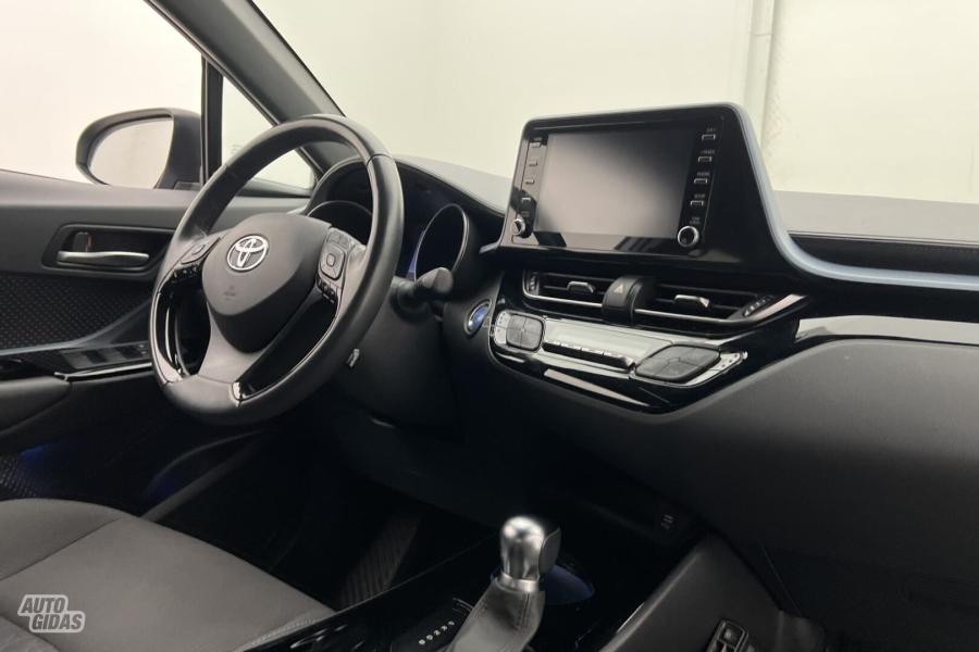 Grey Toyota C-HR 2021 in Kaunas, with an engine capacity of 0.00 L and mileage of 54 thousand km for 25568 €, photo 30 on AUTOMOTO.COM.LV