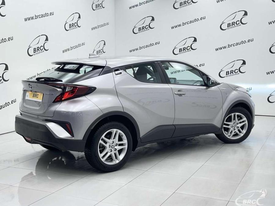Grey Toyota C-HR 2021 in Vilnius, with an engine capacity of 1.80 L and mileage of 132 thousand km for 18350 €, photo 3 on AUTOMOTO.COM.LV