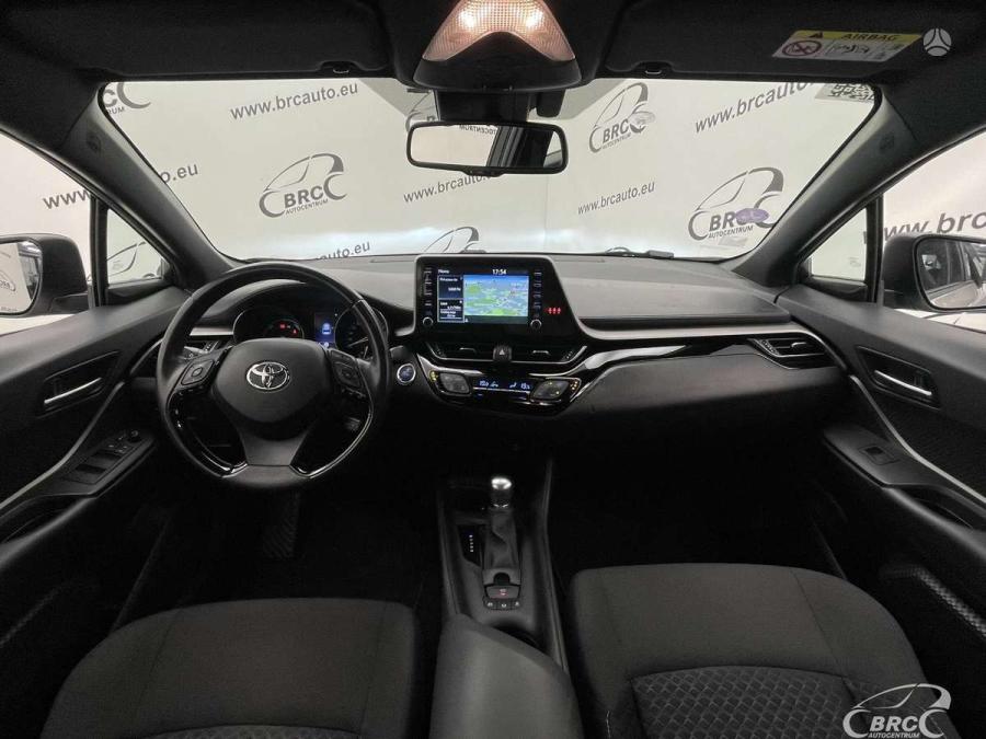 Grey Toyota C-HR 2021 in Vilnius, with an engine capacity of 1.80 L and mileage of 132 thousand km for 18350 €, photo 4 on AUTOMOTO.COM.LV