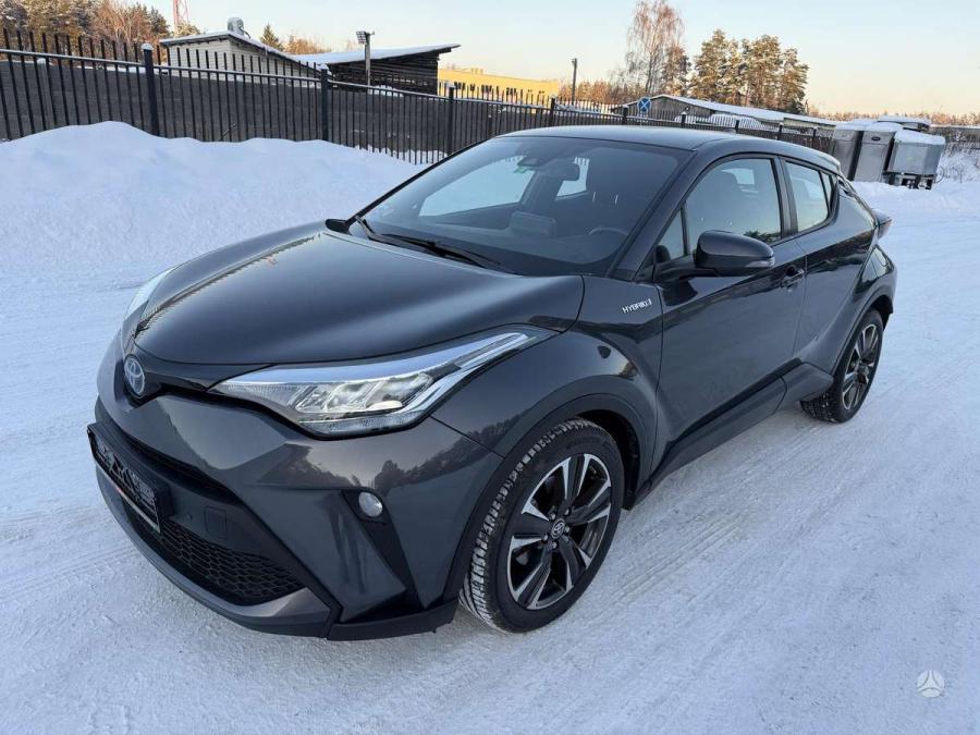 Grey Toyota C-HR 2021 in Vilnius, with an engine capacity of 1.80 L and mileage of 99 thousand km for 19900 €, photo 1 on AUTOMOTO.COM.LV