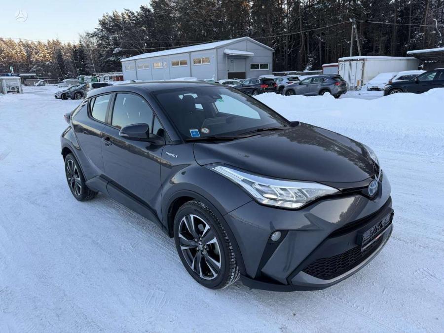 Grey Toyota C-HR 2021 in Vilnius, with an engine capacity of 1.80 L and mileage of 99 thousand km for 19900 €, photo 3 on AUTOMOTO.COM.LV