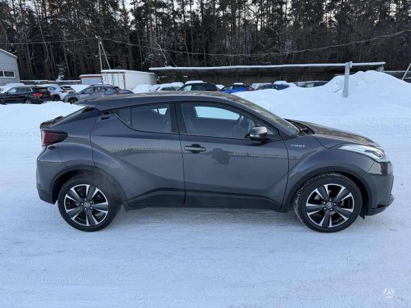 Pelēks Toyota C-HR 2021 Viļņa, ar dzinēja tilpumu 1.80 L un nobraukumu 99 tūkst. km par 19900 €, foto 4 vietnē AUTOMOTO.COM.LV