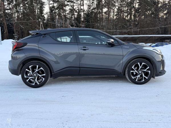 Pelēks Toyota C-HR 2021 Viļņa, ar dzinēja tilpumu 1.80 L un nobraukumu 124 tūkst. km par 19350 €, foto 4 vietnē AUTOMOTO.COM.LV
