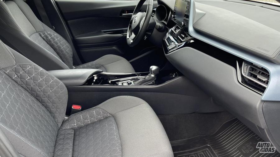 Grey Toyota C-HR 2021 in Marijampole, with an engine capacity of 1.80 L and mileage of 86 thousand km for 19900 €, photo 37 on AUTOMOTO.COM.LV