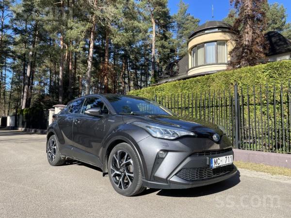 Grey Toyota C-HR 2021 in Riga, with an engine capacity of 1.80 L and mileage of 88 thousand km for 20000 €, photo 1 on AUTOMOTO.COM.LV