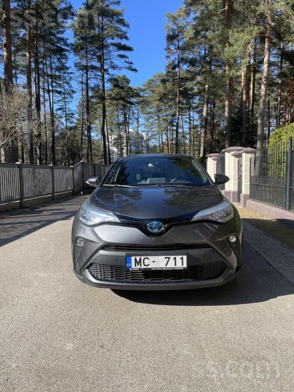 Grey Toyota C-HR 2021 in Riga, with an engine capacity of 1.80 L and mileage of 88 thousand km for 20000 €, photo 2 on AUTOMOTO.COM.LV