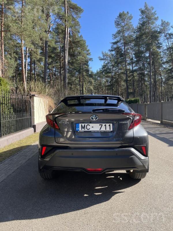 Grey Toyota C-HR 2021 in Riga, with an engine capacity of 1.80 L and mileage of 88 thousand km for 20000 €, photo 4 on AUTOMOTO.COM.LV