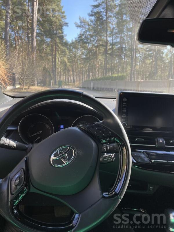 Grey Toyota C-HR 2021 in Riga, with an engine capacity of 1.80 L and mileage of 88 thousand km for 20000 €, photo 9 on AUTOMOTO.COM.LV