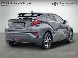 Серый Тойота C-HR 2021 в Рига, объемом двигателя 1.80 л и пробегом 102 тыс. км за 18990 €, фото 3 на AUTOMOTO.COM.LV