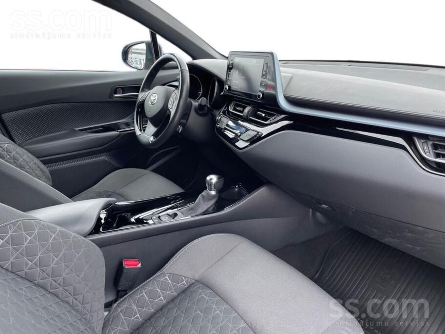 Серый Тойота C-HR 2021 в Рига, объемом двигателя 1.80 л и пробегом 102 тыс. км за 18990 €, фото 7 на AUTOMOTO.COM.LV