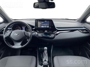 Серый Тойота C-HR 2021 в Рига, объемом двигателя 1.80 л и пробегом 102 тыс. км за 18990 €, фото 9 на AUTOMOTO.COM.LV