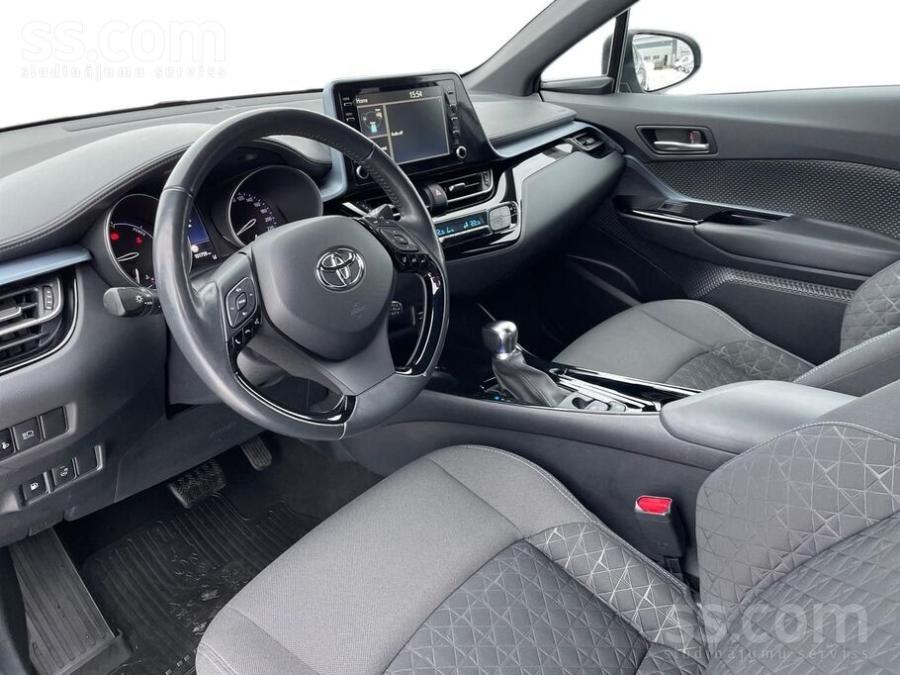 Серый Тойота C-HR 2021 в Рига, объемом двигателя 1.80 л и пробегом 102 тыс. км за 18990 €, фото 12 на AUTOMOTO.COM.LV