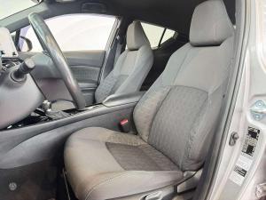 Pelēks Toyota C-HR 2021 Šauļi, ar dzinēja tilpumu 1.80 L un nobraukumu 81 tūkst. km par 21900 €, foto 13 vietnē AUTOMOTO.COM.LV