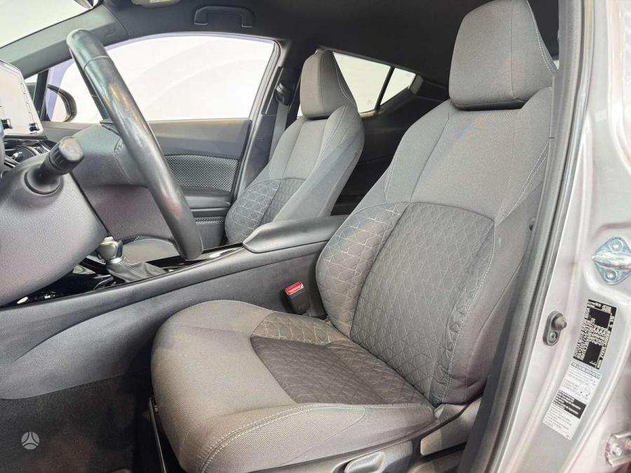 Pelēks Toyota C-HR 2021 Šauļi, ar dzinēja tilpumu 1.80 L un nobraukumu 81 tūkst. km par 21900 €, foto 13 vietnē AUTOMOTO.COM.LV
