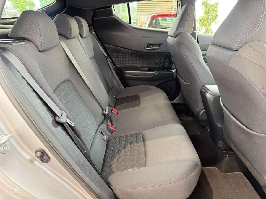 Pelēks Toyota C-HR 2021 Šauļi, ar dzinēja tilpumu 1.80 L un nobraukumu 81 tūkst. km par 21900 €, foto 22 vietnē AUTOMOTO.COM.LV