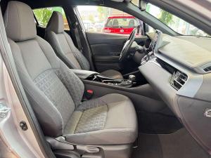 Pelēks Toyota C-HR 2021 Šauļi, ar dzinēja tilpumu 1.80 L un nobraukumu 81 tūkst. km par 21900 €, foto 23 vietnē AUTOMOTO.COM.LV