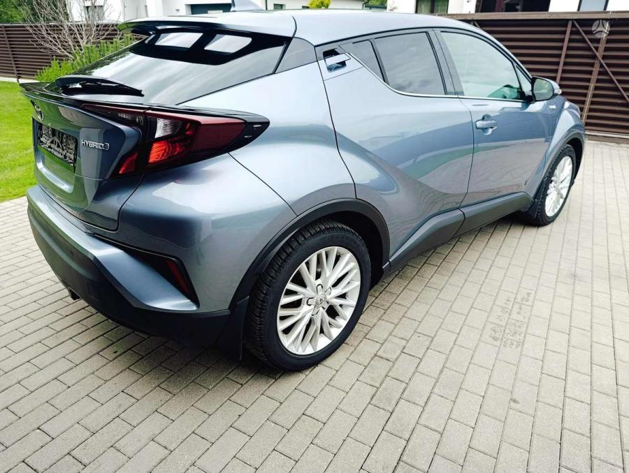 Серый Тойота C-HR 2021 в Шяуляй, объемом двигателя 1.80 л и пробегом 140 тыс. км за 17850 €, фото 5 на AUTOMOTO.COM.LV